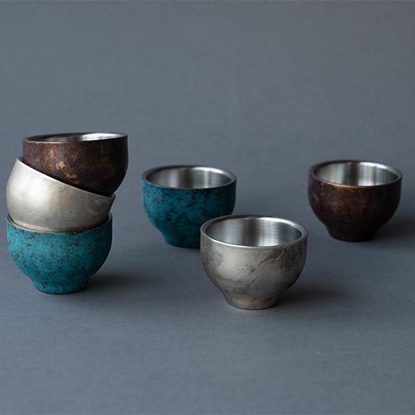 燕三条の金属 × 高岡銅器「燕の金属加工」と「高岡銅器の着色技術」という二つの伝統技法を融合させた「折燕 ORI-EN」のステンレス製「二重ぐい呑み」です。ステンレスに施すのは至難の業とされてきましたが、数年に渡って実験と研究を重ね、試行錯...