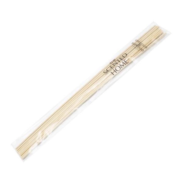 Ashleigh＆Burwoodのリードディフューザーで使用できる交換用ディフューザースティック。各ディフューザーに共通してご使用いただけます。スティックを破損したり、本数を調整したい方におすすめです。■内容：8本入り■サイズ：約28cm■...