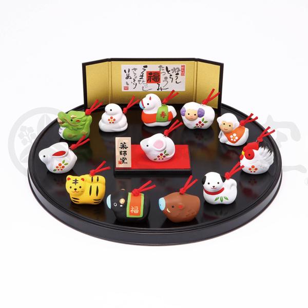 12種類の干支が全て揃った十二支インテリア。各干支は可愛くデフォルメされ鮮やかに彩色された土鈴になっており、台座の中心にはその年の干支を飾ることが出来るので、毎年入れ替える事で変化を楽しむことが出来ます。また、付属のミニ屏風には干支の順番が...