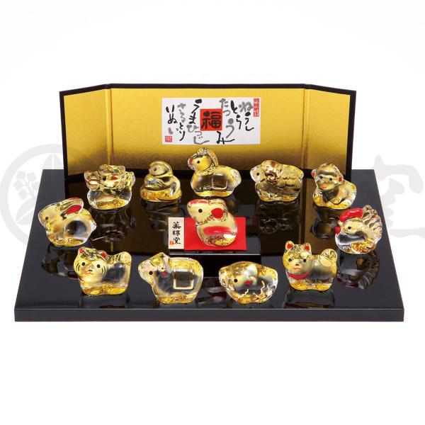 12種類の干支が全て揃った十二支インテリア。クリスタル風のガラス製の各干支は可愛くデフォルメされ、見る角度によって底面にちりばめられた金によって輝いて見えます。台座の中心にはその年の干支を飾ることが出来るので、毎年入れ替える事で変化を楽しむ...