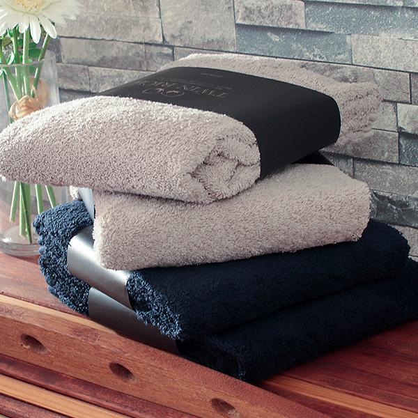 ギフトにお勧め！！厳選されたこだわりの綿糸を贅沢に使用。 吸水性に優れ、柔らかく、肌触りが良い高級感あふれるリッチタオルです。無地なので使いやすいです。【サイズ】約60cm×120cm【生　地】綿100%【生産国】中国製※画面上と実物では多...