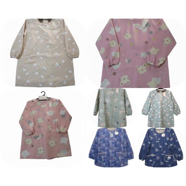 レディースファッション エプロン秋冬モデル 裏フリース付き 背開きボタンロング丈割烹着♪・見頃内側がフリース付きなので寒い季節の家事も暖かく過ごせます。・袖口がゴム仕様なので水仕事の際も袖が落ちてここず快適です。・左右に大きなポケットがあり...