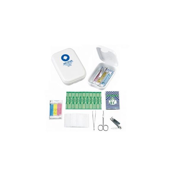 応急処置救急セットです。緊急必需品はもちろん、長い避難生活を考えて爪切りや綿棒も入っています。