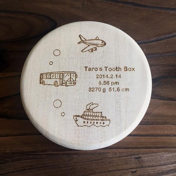 オリジナルデザインにつき、こちらのデザインが買えるのは当店だけです。名入れ専用乳歯ケースです。この商品は、日本の技術の水準の高さを示しており、特殊技術によって丸く加工されています。海外製では味わえない、雰囲気の良さを確かめてくださいね。・素...