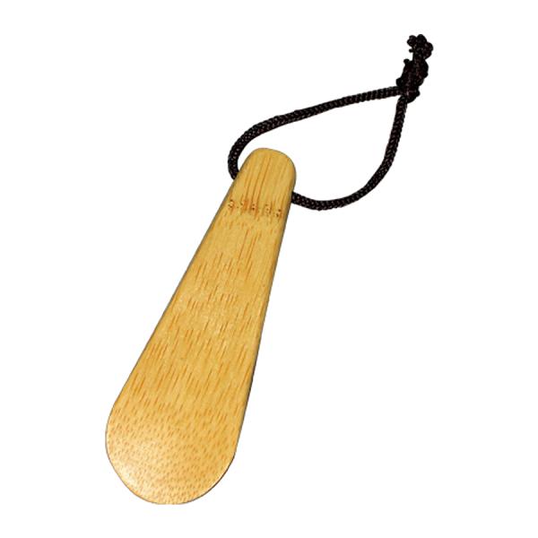 とてもシンプルでお部屋の雰囲気に優しく馴染む竹製の靴べらです。使わない時はフックやバーに引っ掛けて収納できます。[サイズ]115×35mm[素材]竹・化繊