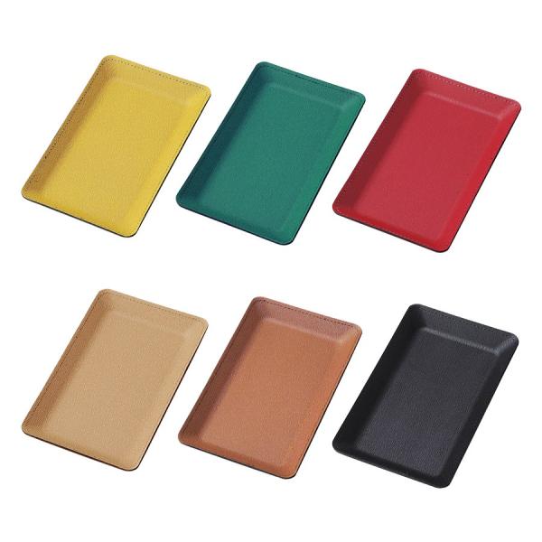 カラー豊富でレザータッチの使いやすい定番型キャッシュトレイです！ブラック、ダークブラウン、アイボリー、レッド、イエロー、エメラルドグリーンの６色からお選びいただけます！レジまわりに置いた感じをイメージしながらお店に合う色をお選びください！き...