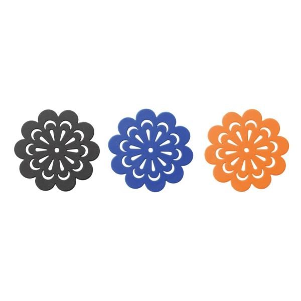 グラスとコースターのコンビネーションは、お店の雰囲気づくりにも役立ちます。メニューブックやキャッシュトレイなどと同素材のコースターをコーディネートすることも可能です。[サイズ]直径95x3mm[色]ブラック・ネイビー・オレンジ[素材]シリコン