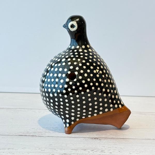 リトアニアで16世紀ごろから続く伝統工芸の鳥笛。昔から子供の玩具として造られていたそうで、尻尾の穴から空気を吹き込むことで音が鳴ります。北欧の手造りの品全てそうですが、模様だけでなく本体のサイズも一つ一つバラバラで（それぞれの子達の個性と思...