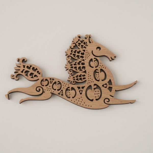 リトアニアから届いた、木製オーナメント「Snow horse」です。  このオーナメントは、Etno Design社による繊細な木製のデザインが特徴で、細かな模様が目を惹きます。木の温もりを感じながら、心地よい装飾としてお部屋に彩りを加える...