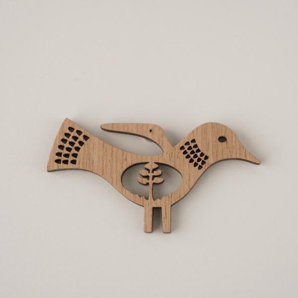 リトアニアから届いた、木製オーナメント「Bird of sand」です。  このオーナメントは、Etno Design社による繊細な木製のデザインが特徴で、細かな模様が目を惹きます。木の温もりを感じながら、心地よい装飾としてお部屋に彩りを加...