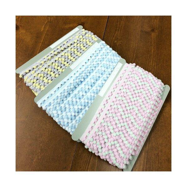 かわいい2色使いのポンポンテープです。挟んで縫って使えます。バッグや袋のアクセントに。★テープ巾約15ミリ(テープ部 約9mm ポンポン部 約6mm)★素材ナイロン 100％★適合針普通地用針★適合ミシン糸普通地用糸★お勧め作品巾着袋・エプ...
