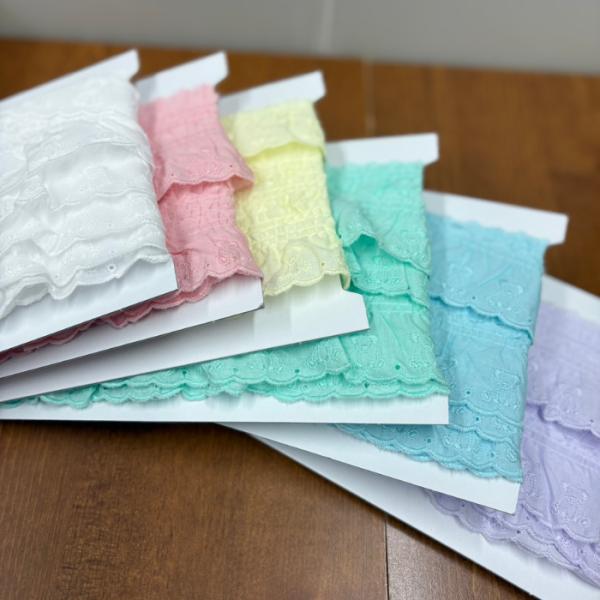 やさしいゆめかわカラーの綿タックレーステープ。ふんわりとしたレースの表情に、かわいいモチーフを刺繍しました。柄は 花柄・リボン柄・ベア柄・ドット柄・星柄 の5種類。※こちらのページはベア柄刺繍です入園入学グッズやポーチ、ワンピースや小物づく...
