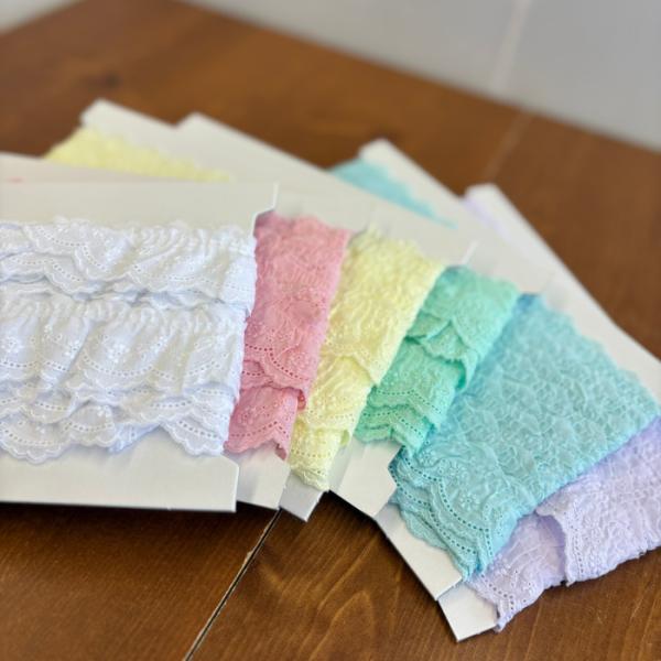 やさしいゆめかわカラーの綿タックレーステープ。ふんわりとしたレースの表情に、かわいいモチーフを刺繍しました。柄は 花柄・リボン柄・ベア柄・ドット柄・星柄 の5種類。※こちらのページは花柄刺繍です入園入学グッズやポーチ、ワンピースや小物づくり...