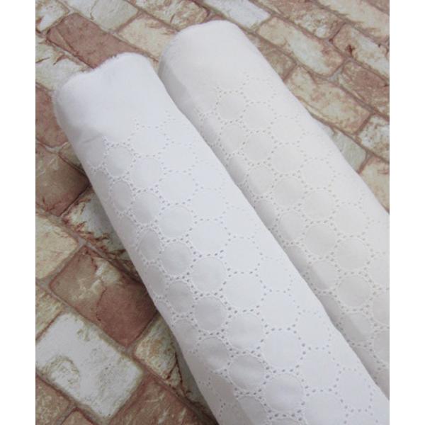 お洋服や小物グッズ、マスクやストールなどいろいろな用途にお使いいただけるコットン刺しゅう生地です。やわらかな風合いの生地なのでベビーグッズなどにも。★生地巾約115cm※有効巾(刺しゅうのある部分)96cm★素材コットン 100％