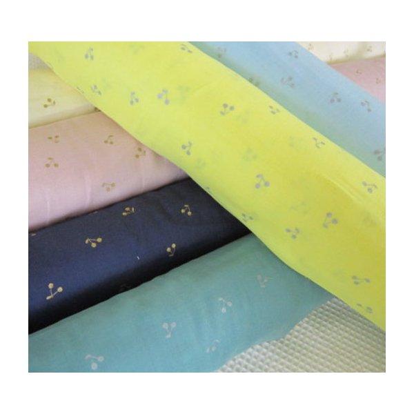 ふんわりやわらかなガーゼ生地≪さくらんぼガーゼ≫です。キラキラのラメグリッターでサクランボを描いた生地。シンプルデザインなので、お子さまから大人の方までお使いいただけます。ベビー用品・スタイ・肌着・パジャマ・お洋服、雑貨やインテリア、布団カ...