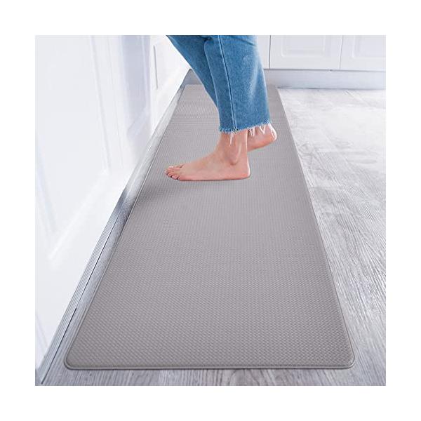 カラー：グレーサイズ：約44×180cmスタイル：無地【サイズ】約44×180×0.8cm 　素材：ポリ塩化ビニル　中材：低反発ウレタン入り【防汚はっ水加工】ポリ塩化ビニル素材を使用したので、耐湿性・速乾性に優れております。水や調味料、油が...