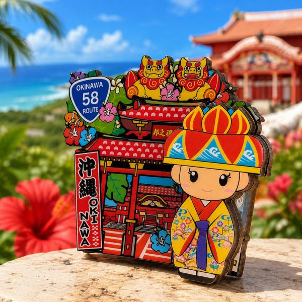 沖縄らしいモチーフをぎゅっと詰め込んだ「ご当地クリップマグネット 沖縄」です。首里城を思わせる赤瓦の建物、シーサー、国道58号、琉球衣装、南国らしいハイビスカスを組み合わせた華やかなデザイン。クリップ機能付きのギミック仕様で、メモや写真、チ...