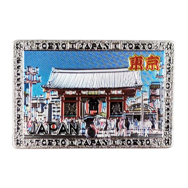 浅草のシンボル「雷門」が、堂々と描かれたご当地マグネットです。巨大な赤い提灯に刻まれた「風雷神門」の文字、左右に鎮座する風神・雷神の力強い姿、そして門の向こうへと続く賑やかな仲見世通り。そのすべてがリアルに表現され、浅草の活気と歴史を感じら...