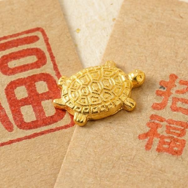 金運 財布に入れる お守り 黄金の銭亀お財布を開くたび、そこに小さな「福」が待っている。1円玉よりも一回り小さい、わずか1.6cmの黄金の亀が、あなたの毎日を優しく見守る守り神になります。古来より「銭亀（ぜにがめ）」として親しまれる亀は、一...