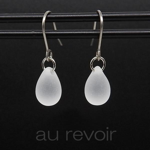 【送料無料】クリックポスト　（補償なし）【有料】ヤマト運輸、宅急便　（補償あり）※ご入金確認後、翌日発送となります。複数件商品をご注文の場合、商品をまとめて発送させて頂きます。すりガラスのような加工をした雫が可愛らしいピアスです【ピアス】◆...