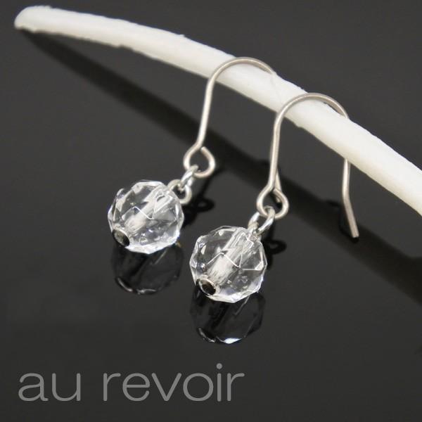 【送料無料】クリックポスト　（補償なし）【有料】ヤマト運輸、宅急便　（補償あり）※ご入金確認後、翌日発送となります。複数件商品をご注文の場合、商品をまとめて発送させて頂きます。カット入りの水晶のシンプル1粒ピアス全長が1cmほどの小さなピア...