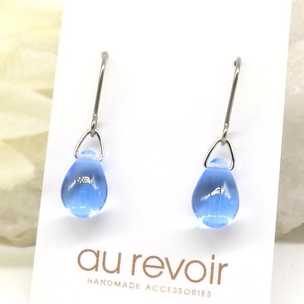 【送料無料】クリックポスト　（補償なし）【有料】ヤマト運輸、宅急便　（補償あり）※ご入金確認後、翌日発送となります。複数件商品をご注文の場合、商品をまとめて発送させて頂きます。ライトブルーの色合いと、ぷっくりとした雫が可愛らしいピアスです。...