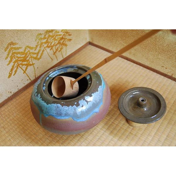 荒川 明の陶房は浜松の山奥の引佐町奥山にあり、その名前の通り、山奥となります。そこには古い時代に使われた薪窯を荒川明が独自に工夫をして窯を作りました。   自然の炎色、自然釉、灰かぶりの美しさの中に大胆な景色の出る焼き物で同じ作品は２度と出...