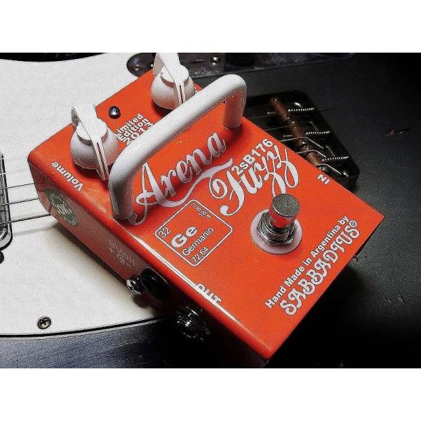 心臓部にゲルマニウム・トランジスタ"2sB176" "2sB175"を使用。アリーナ級のサウンドを出す轟音ファズ。ギターのボリュームを絞ってもクリーンにはなりません。その代わりにトーンが大きく変化します。フルでは低音が強く出るので輪郭があま...