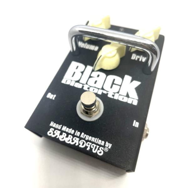 ブースターからファズまでカバーする多彩なディストーションJ-FETにより真空管アンプのような太く暖かいサウンドを生み出しています。トーンとゲインの設定次第でトレブルブースト、中低域を押し出したファットなブースト、オーバードライヴ、ファズへ変...