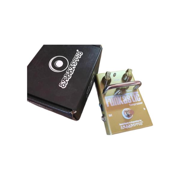 [中古]ほぼ未使用、美品[付属品]元箱数多くのコンプレッサーからヒントを得た、ギターだけでなく、ベース、キーボードにも最適なコンプレッサー厳選されたパーツ、CA3080E,2N5088,MPSA18等を用い、クリアなサウンドと低ノイズ化に成...