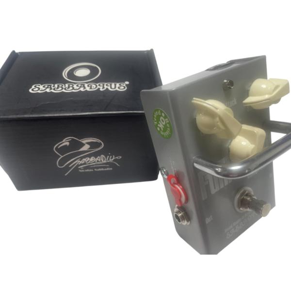 [中古]ほぼ未使用、美品[付属品]元箱数多くのコンプレッサーからヒントを得た、ギターだけでなく、ベース、キーボードにも最適なコンプレッサー厳選されたパーツ、CA3080E,2N5088,MPSA18等を用い、クリアなサウンドと低ノイズ化に成...