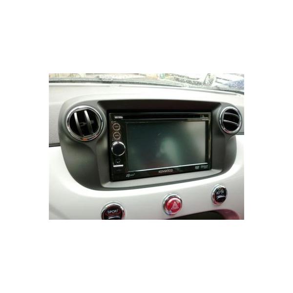 FIAT 500に2DINまでのカーナビゲーション・カーオーディオを取り付けるための2DINパネルキット（ブラックタイプ）。カロッツェリア・パナソニック・ケンウッド有線方式ステアリングリモコン対応CANバスアダプターを同梱しています。