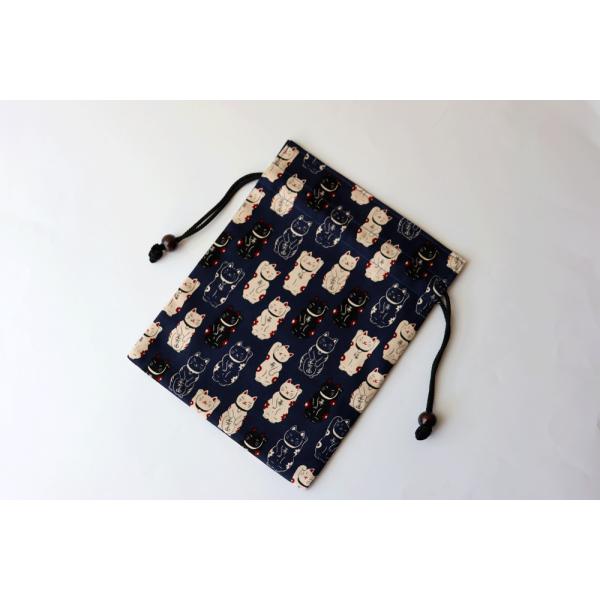 【福あつめ　招き猫】●招き猫は金運を招いたり人や幸運を招くと言われています。いろいろな福を招いて、おしゃれな巾着です。●巾着とは金着とも書かれ、お金が着くと言われております。縁起の良いアイテムになります。◆サイズ： 約 25cm×横20cm...