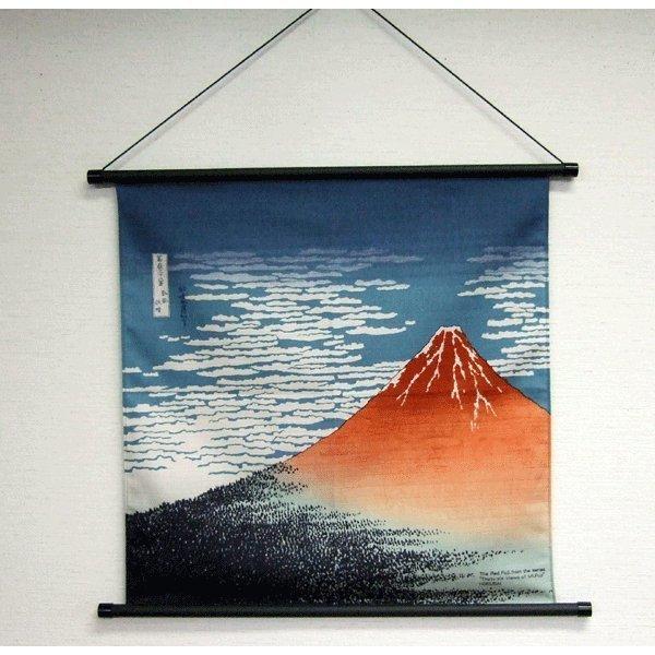 ◆ 布製で季節にあわせて飾れるタペストリーです。玄関やリビング、オフィス、店舗などに、季節のインテリアとして飾っていただきますと、四季が楽しめます。贈り物にも喜ばれると思います。外国みやげにも最適です。箱はありませんが、ギフト包装は無料でさ...