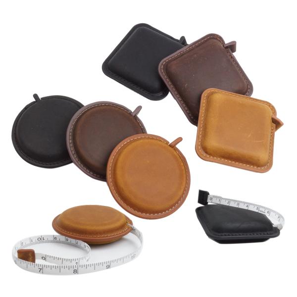 Detail - 商品詳細 -サイズ ：丸形約7cm×7cm       　 四角形約6.5cm×6.5cm厚さ：１.7cm重量：約35g長さ：メジャー150cmまで素材：牛革※同じカラーの商品でも素材の特性上、色味が異なる場合がございます...