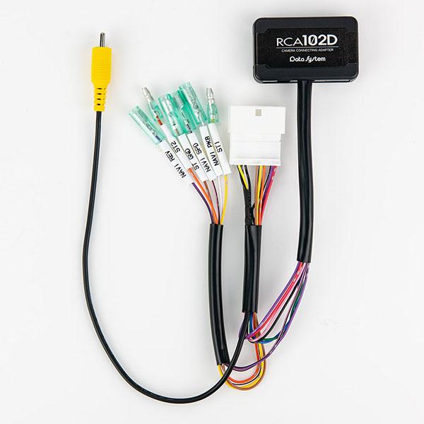 品番：RCA102Dメーカー名：データシステム品名：カメラ接続アダプター商品説明：メーカーオプションのパノラミックビュー（パノラマモニター）映像を市販ナビ、または市販モニターに映すためのアダプターです。車両装備のカメラ/パーキングアシストス...