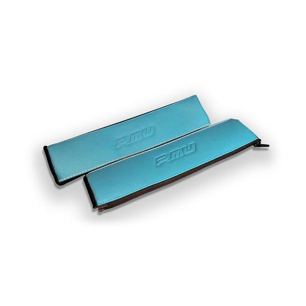 品番：ACC-SP01メーカー名：Project Mu プロジェクト・ミュー品名：シートベルトパッド材質：PVC(難燃性)/スポンジ/スエードファブリックサイズ：約 7×28×2cm内容：左右 計2個セットJANコード：4514149700...