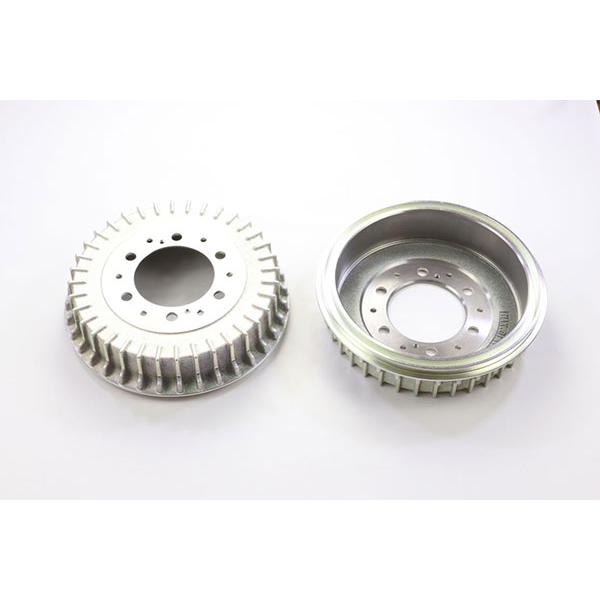 品番：11B-J05品名：フィン付きブレーキドラム位置：リア構成部品：ブレーキドラムx2材質：FC材表面処理：ユニクロメッキ備考：ハブ径107Φ車(純正品番:42431-26200)適合となります。3型以前はハブ径106Φ(純正品番:424...