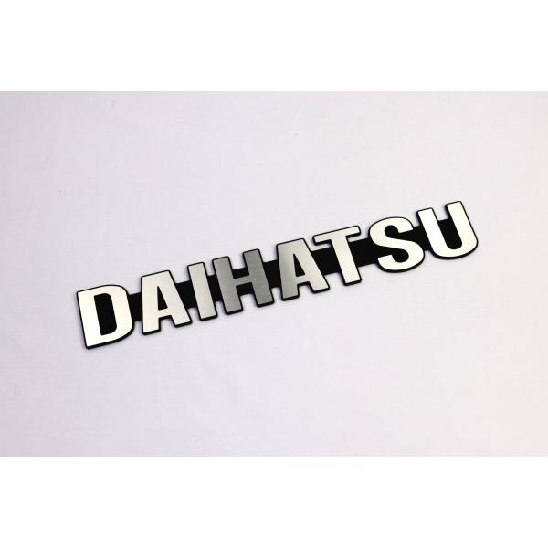 品番：YCEM-D1SS品名：ダイハツ エンブレム ステンレスカラーカラー：ステンレスカラーサイズ：53×346×3備考：※装着イメージはホワイトです。自動車メーカー：ダイハツSILKROAD silkroad Silkroad シルクロード