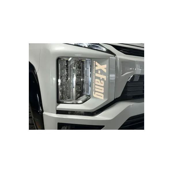 品番：XF25083Rメーカー名：X-Fang クロスファング品名：ロゴステッカー リフレクトタイプ製品素材：ガラスビーズ封入リフレクターシートサイズ：230×83(W×H/mm)文字色：白〜明銀(素材特性に由来し、視認角度や光入射状態に応...