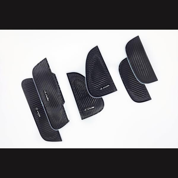 ■品番：B636201■仕様：カーボン調PVC材■商品内容：フロントドア用2枚、スライドドア用2セット（4枚）【適合車種】■車種：ハイエース 200系■年式：04.08-■適応：ALL■注意事項※水貼り（霧吹きを使用する貼り方）は、製品が変...