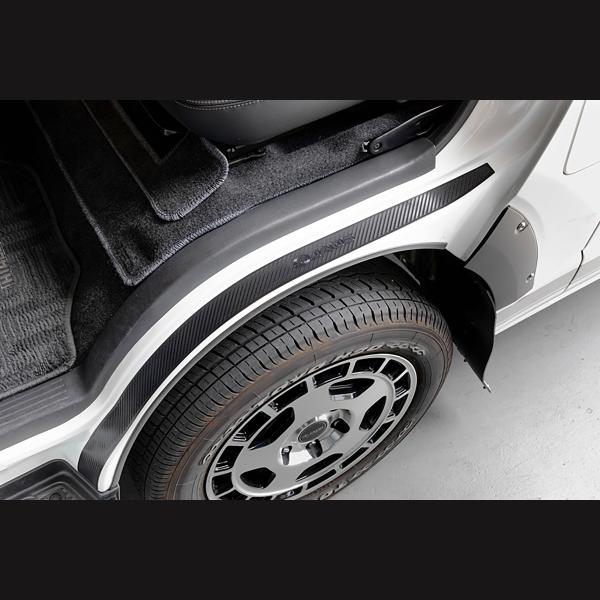 ■品番：B637201■仕様：カーボン調PVC材■商品内容：フロントドア用2枚【適合車種】■車種：ハイエース　200系■年式：04.08-■適応：ALL■注意事項※水貼り（霧吹きを使用する貼り方）は、製品が変色（白化）するおそれがあるため絶...