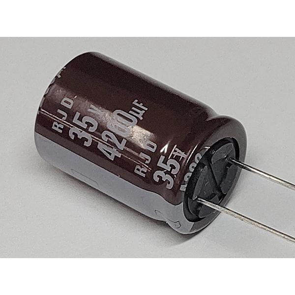 【発売日：2023年11月01日】ストックしておいた物を単品販売での放出となります。製品仕様メーカー：ELNA シリーズ：RJD耐圧：35V容量：4200μFサイズ：φ18.2ｘ26.3ｍｍリード幅：6.5ｍｍ重量：11g状態：新品【注意事...