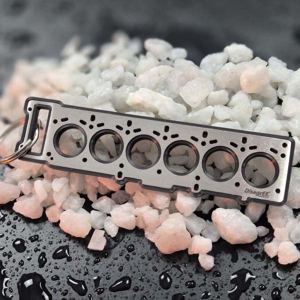 DisagrEEのBMW S54エンジンヘッドガスケットキーホルダーです。車好きのココロをくすぐるキーホルダーをリリースし続ける、ドイツDisagrEE社のキーホルダー。わかる人にはわかるデザインがキーの外側でさりげなく主張します。・"S5...