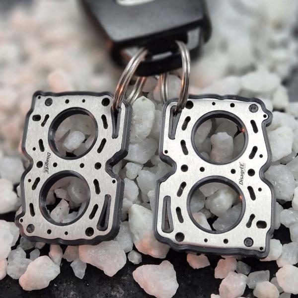 DisagrEEのスバル EJエンジンヘッドガスケットキーホルダーです。車好きのココロをくすぐるキーホルダーをリリースし続ける、ドイツDisagrEE社のキーホルダー。わかる人にはわかるデザインがキーの外側でさりげなく主張します。・"EJ"...