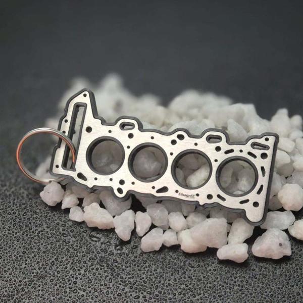 DisagrEEの日産 SR20エンジンヘッドガスケットキーホルダーです。車好きのココロをくすぐるキーホルダーをリリースし続ける、ドイツDisagrEE社のキーホルダー。わかる人にはわかるデザインがキーの外側でさりげなく主張します。・"SR...