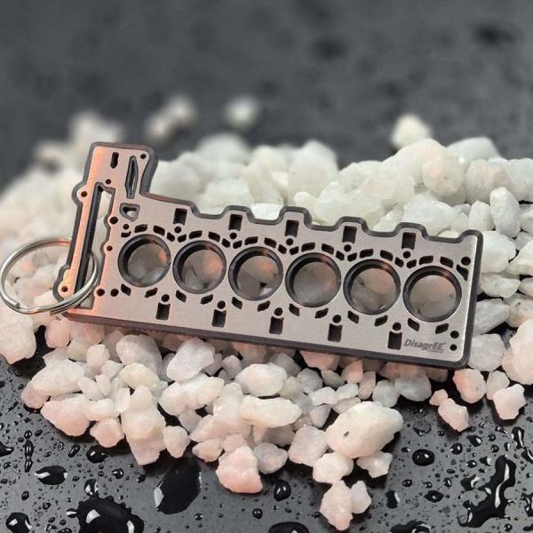 DisagrEEのBMW N55エンジンヘッドガスケットキーホルダーです。車好きのココロをくすぐるキーホルダーをリリースし続ける、ドイツDisagrEE社のキーホルダー。わかる人にはわかるデザインがキーの外側でさりげなく主張します。・"N5...