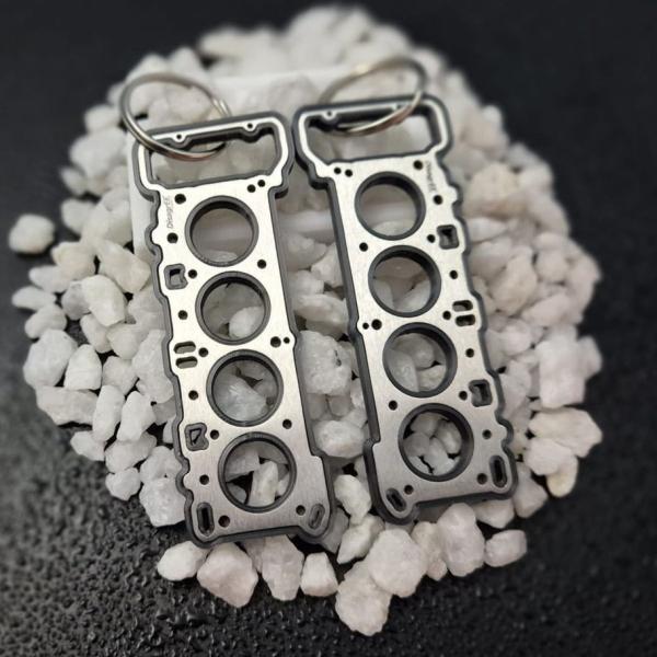 DisagrEEのBMW S65エンジンヘッドガスケットキーホルダーです。車好きのココロをくすぐるキーホルダーをリリースし続ける、ドイツDisagrEE社のキーホルダー。わかる人にはわかるデザインがキーの外側でさりげなく主張します。・"S6...