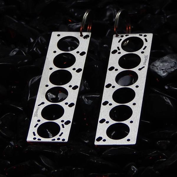 DisagrEEのBMW M70/S70エンジンヘッドガスケットキーホルダーです。車好きのココロをくすぐるキーホルダーをリリースし続ける、ドイツDisagrEE社のキーホルダー。わかる人にはわかるデザインがキーの外側でさりげなく主張します。...