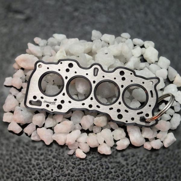 DisagrEEのホンダ B型エンジンヘッドガスケットキーホルダーです。車好きのココロをくすぐるキーホルダーをリリースし続ける、ドイツDisagrEE社のキーホルダー。わかる人にはわかるデザインがキーの外側でさりげなく主張します。・刻印なし...